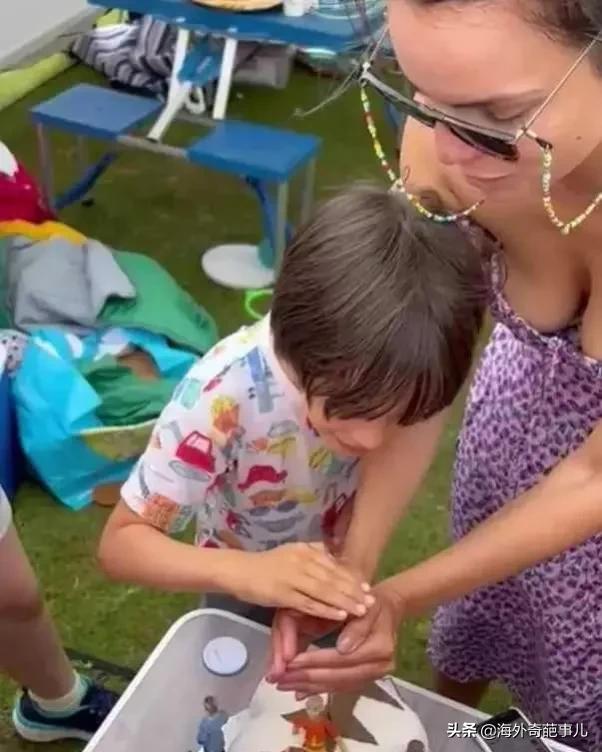 The woman accidentally exposed her breasts without wearing underwear at ...