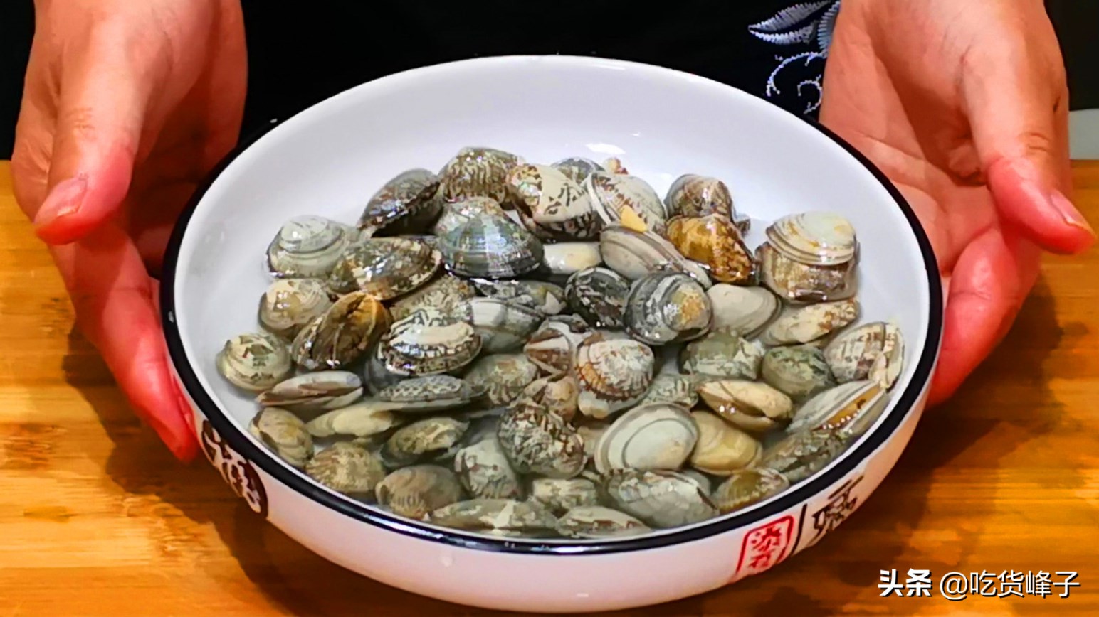 Clams spit sand, a good method taught by seaside fishermen, no salt or ...