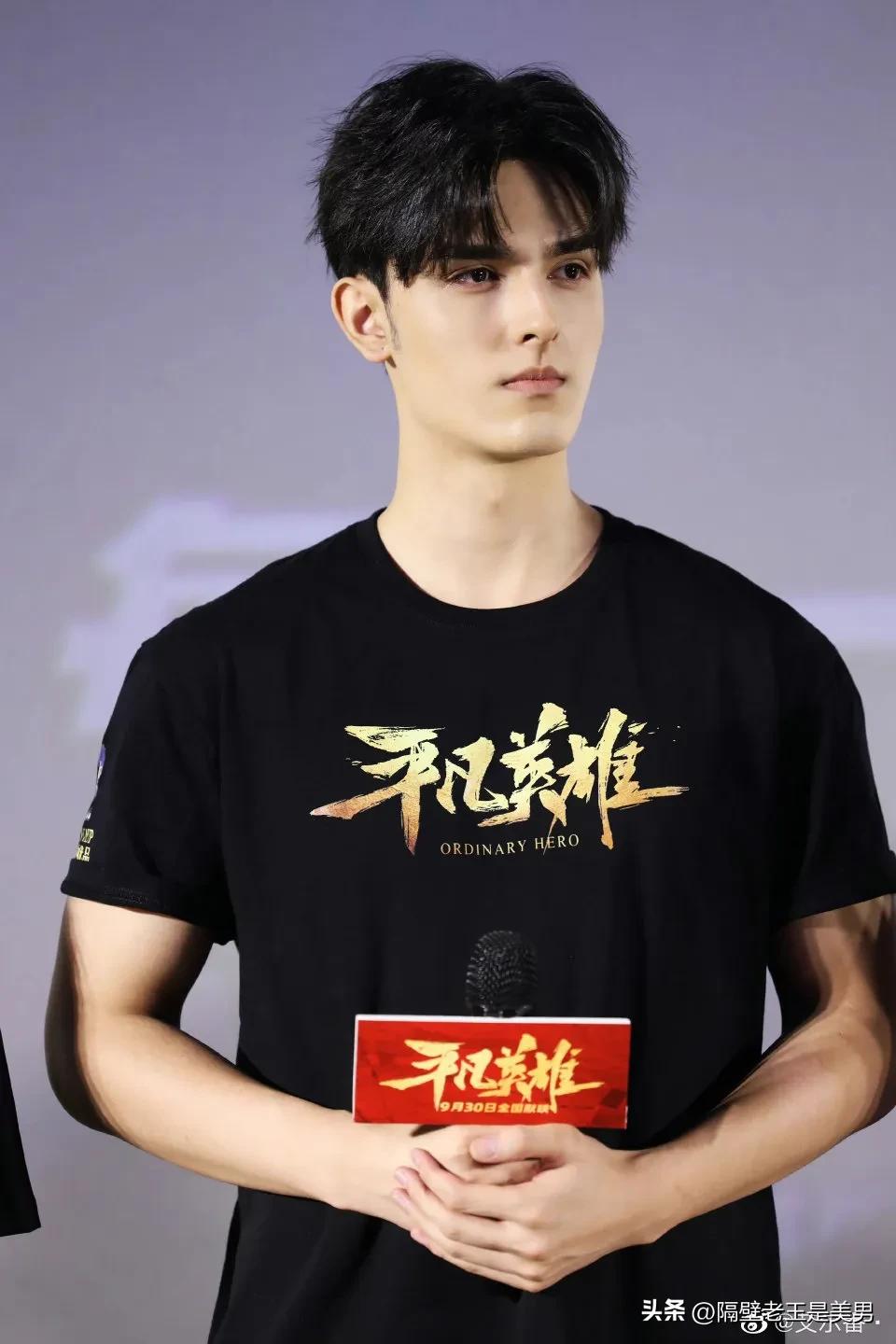 Born in 1998, Xinjiang actor Erfan, who is 190cm tall, has the face of ...