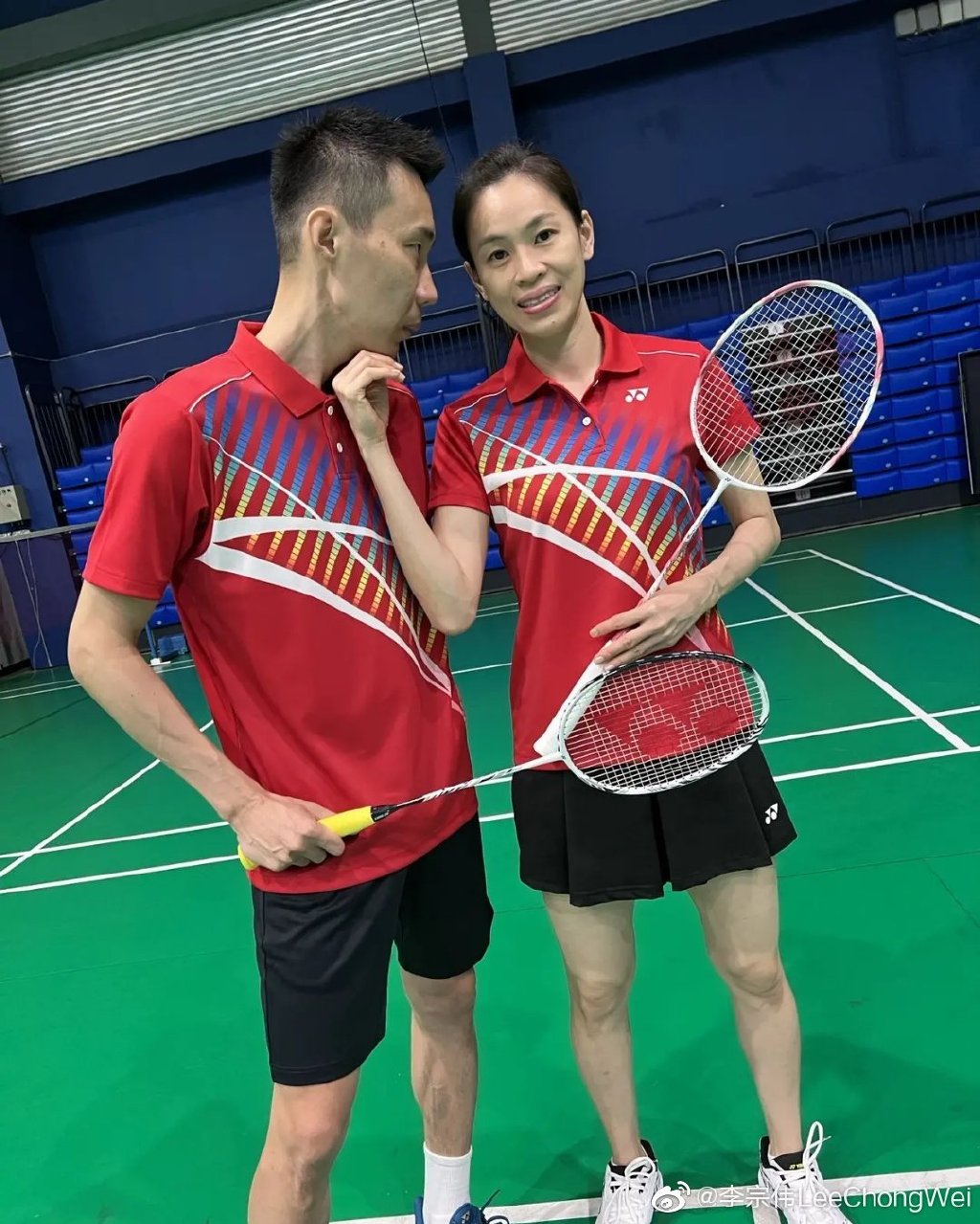 Li Zongwei and his wife and children play badminton: a family of four ...