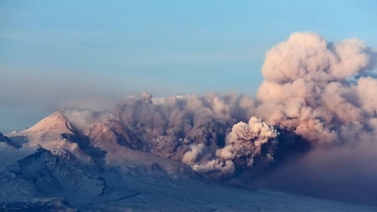 The Russian volcano erupted twice a day, and the 10,000-meter plume of ...