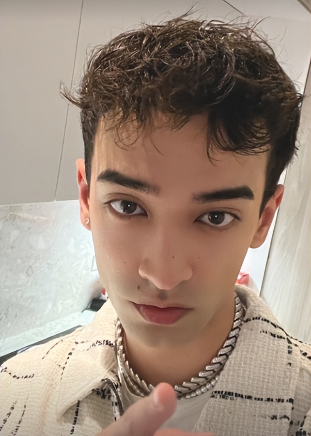 Wei Wei's eldest son is too much to play abroad, and he is bored after ...