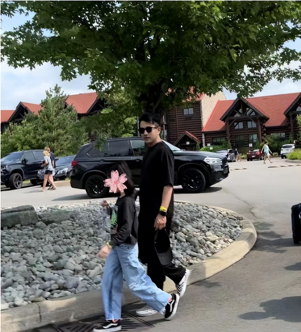 Hawick Lau showed up in Canada with her daughter. The 9-year-old Xiao ...