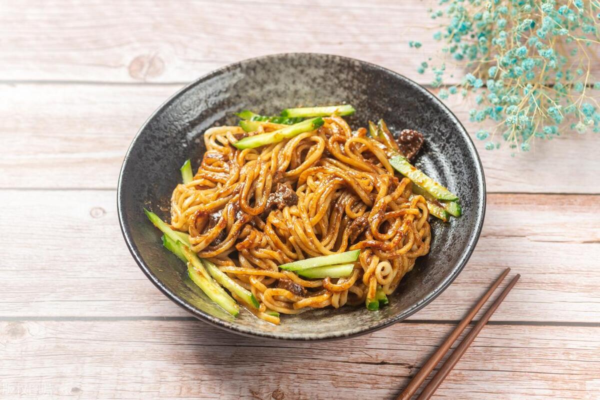 Delicious jajang noodles, in addition to noodles and sauce, the key ...