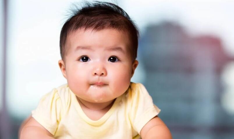 The baby's saliva keeps flowing, and the mother can only use the saliva ...