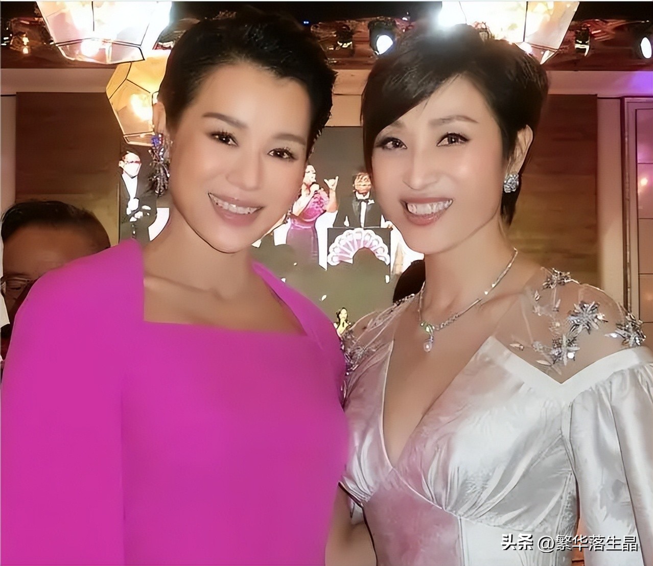 Zhu Lingling attended the event, wearing an off-the-shoulder long dress ...