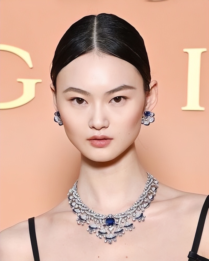 The baby-faced He Cong, why does he look more advanced when he wears ...