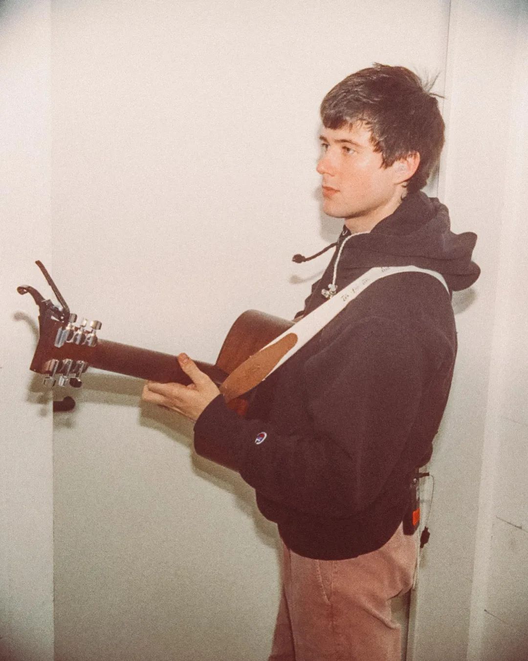 American singer Alec Benjamin released an all-Chinese album, a tenth ...