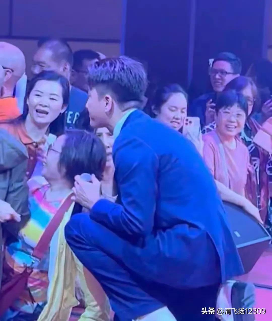 Hong Kong star Ma Guoming participated in a commercial performance in ...