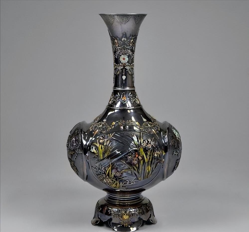 The firing technique and cultural connotation of glazed silver-bodied ...