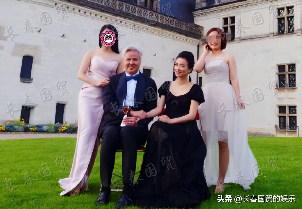 Zhang Ting's husband took a group photo with the long-haired woman ...