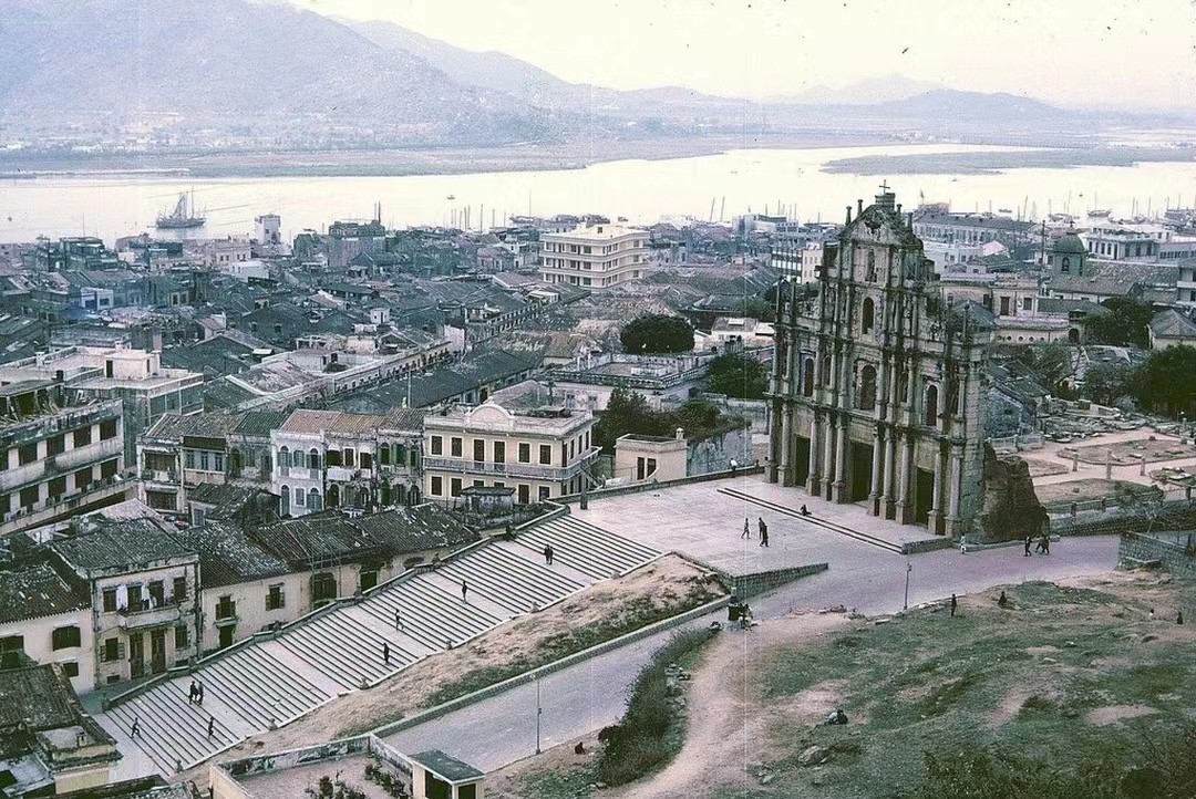 In 1976, Portugal voluntarily returned Macau, with only one condition ...