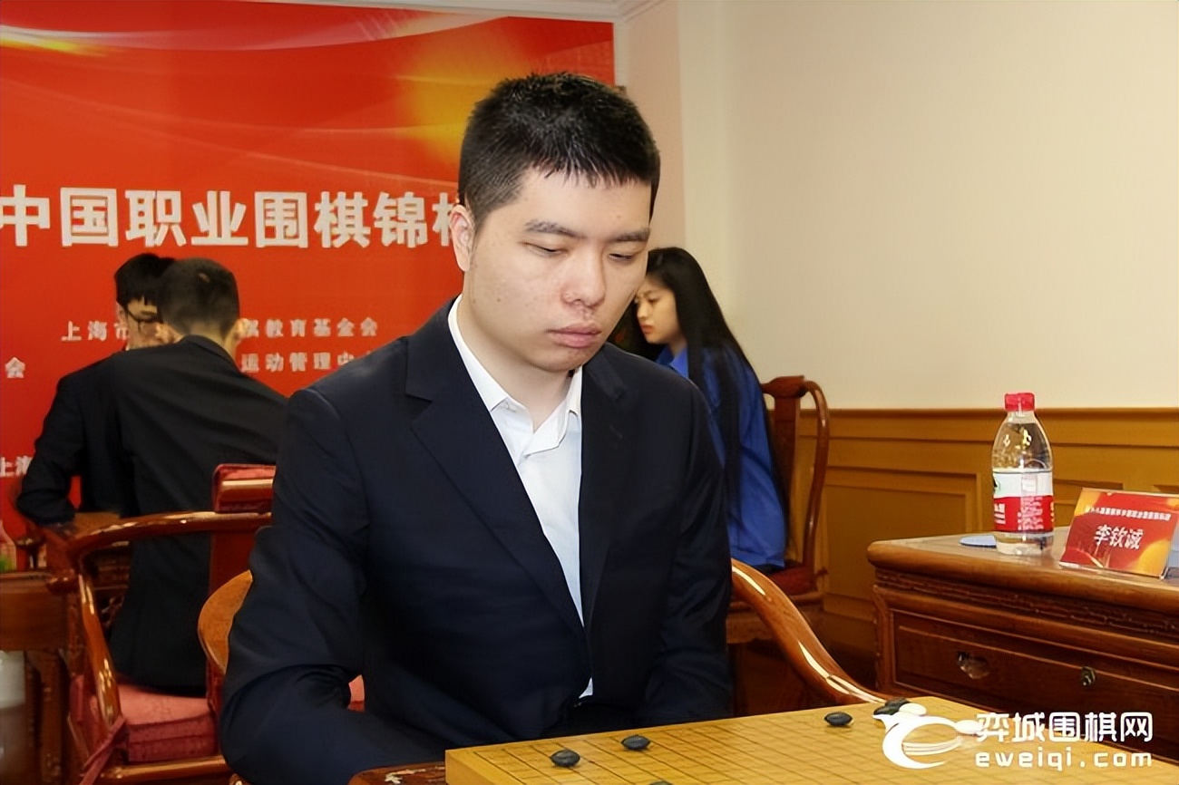 In the first round of the Advocate Chess Cup, Yu Zhiying Tu Long beat ...