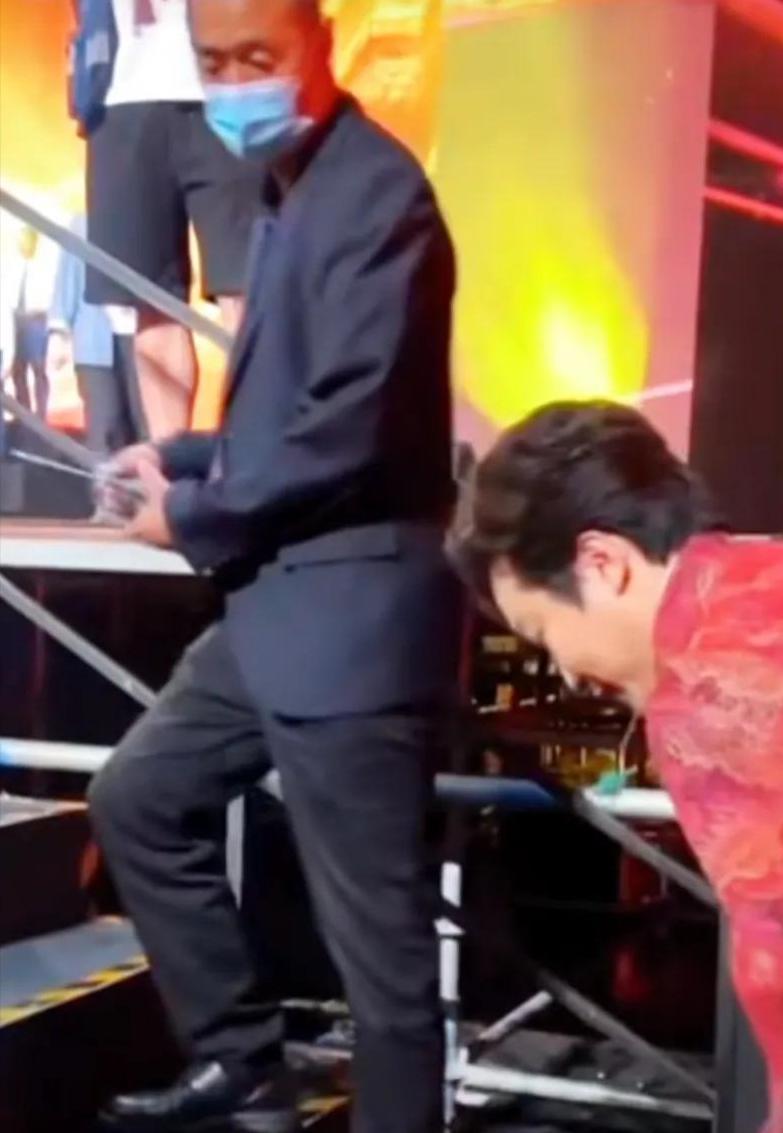 Li Yugang was in a wheelchair to record the show, wearing a red Tang ...