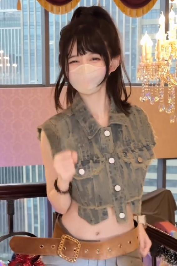 Internet celebrity "Cai Luoli" wears a navel-baring dress and claims to be slightly fat, causing ...