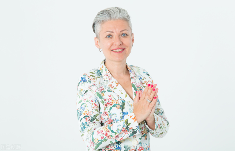 54-year-old woman living alone, with low retirement salary, living ...