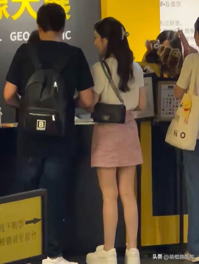 He Yiting and the mysterious man watched the art exhibition intimately ...