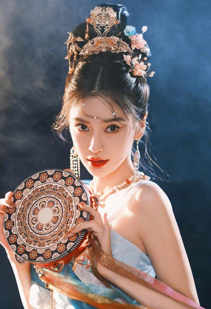 Angelababy Dunhuang goddess style photo dancing between light and ...