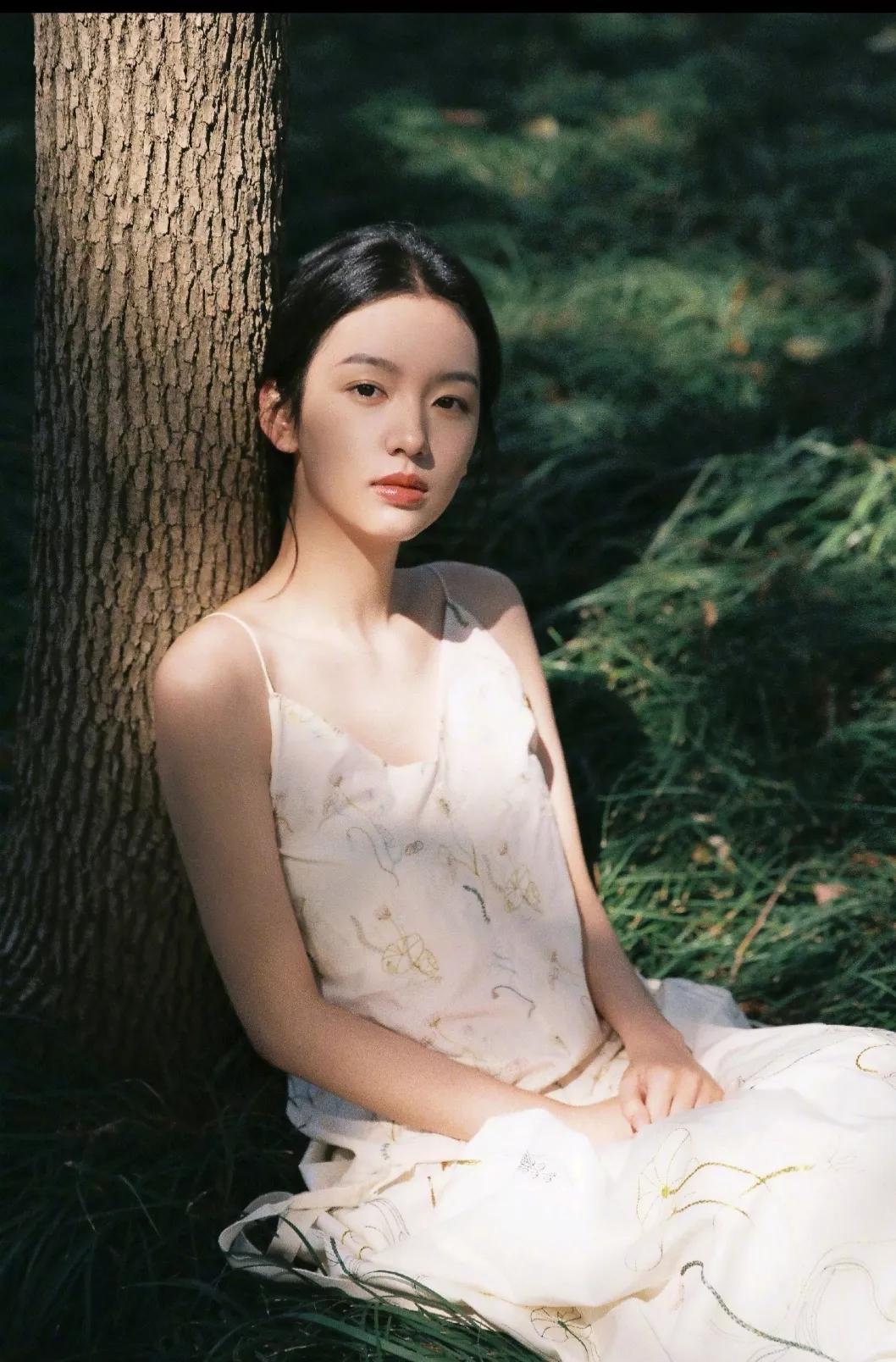 Zhou Ye, light makeup and suspenders are cool and alienating! - iMedia