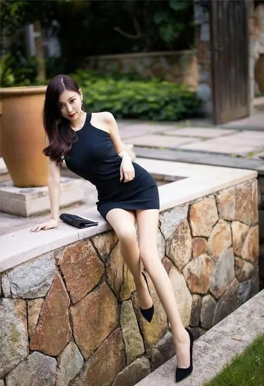 Yang Chenchen wore a black suspender dress with a slim body and a sense ...