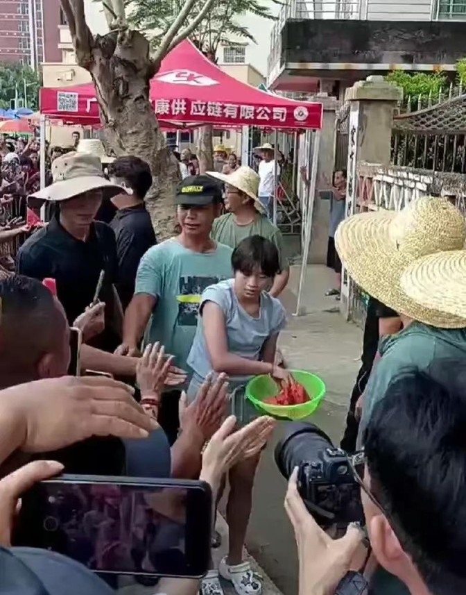 Straw Hat Brother takes care of Chan Bao 24 hours a day! Internet ...