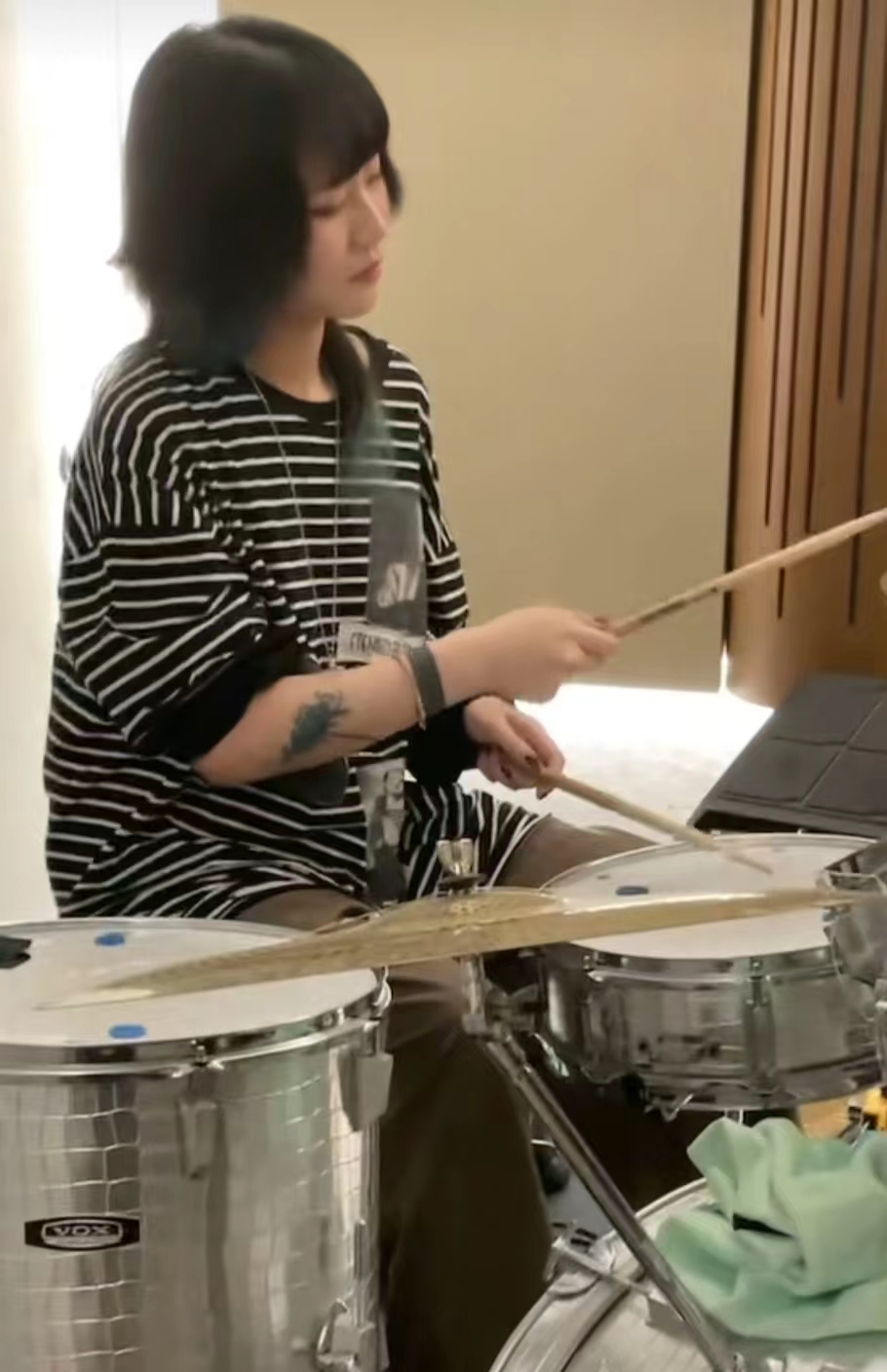 Dou Wei's 20-year-old daughter rarely shows up, she dresses up unruly ...