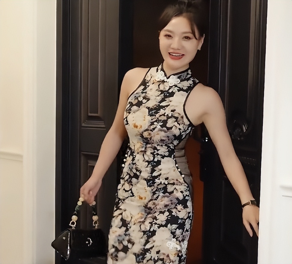 Internet celebrity Tang Xiaoyu wears a tight-fitting cheongsam and pouted her butt to open the ...