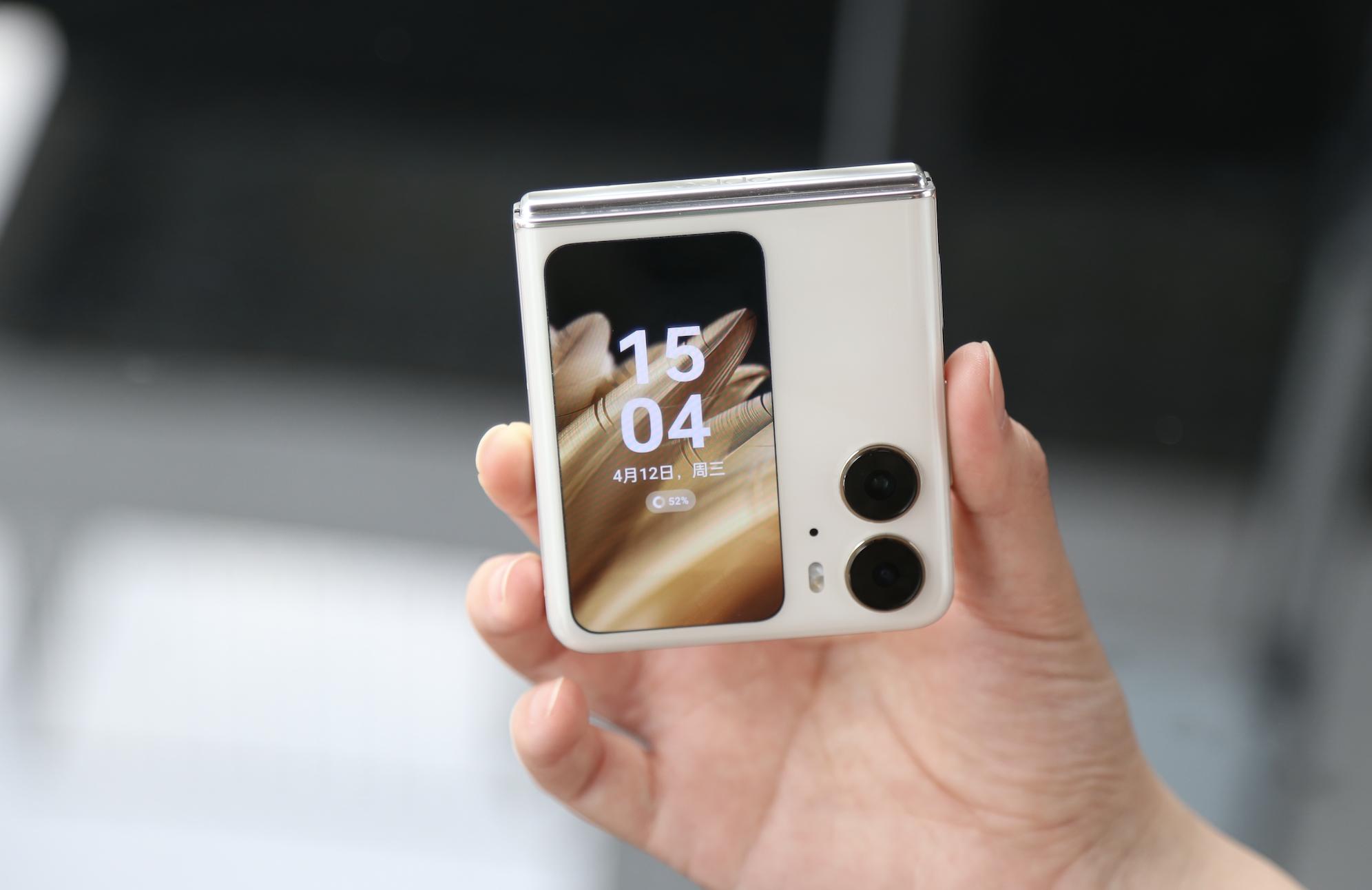There are so many ways to play with the small folding external screen ...