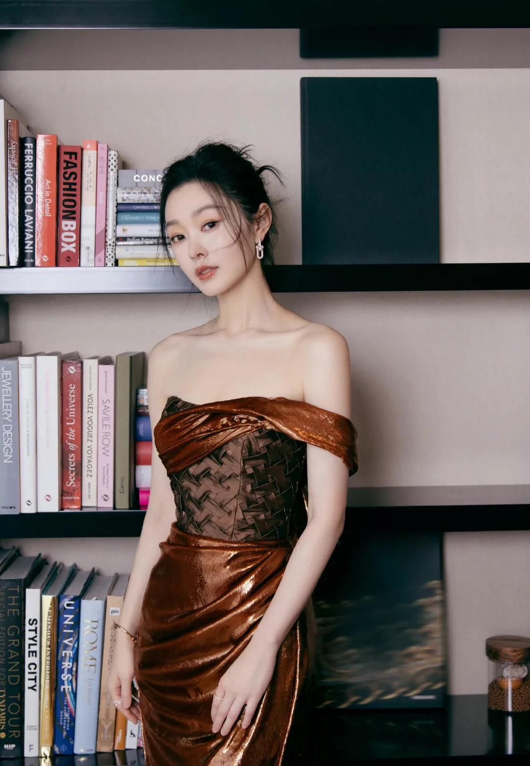 Been beautiful by Song Yi again!Wearing a streamer skirt, elegant and ...