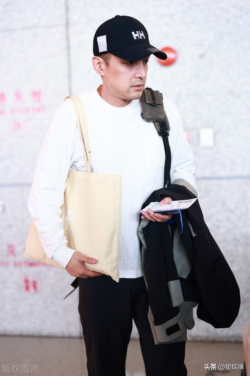 Hu Ge showed up at Shanghai Airport, looking haggard without makeup ...