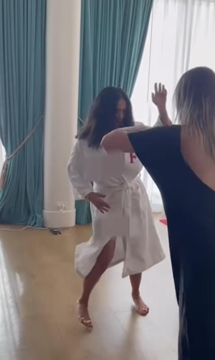 Salma Hayek's dress accident while dancing in bathrobe - iNEWS