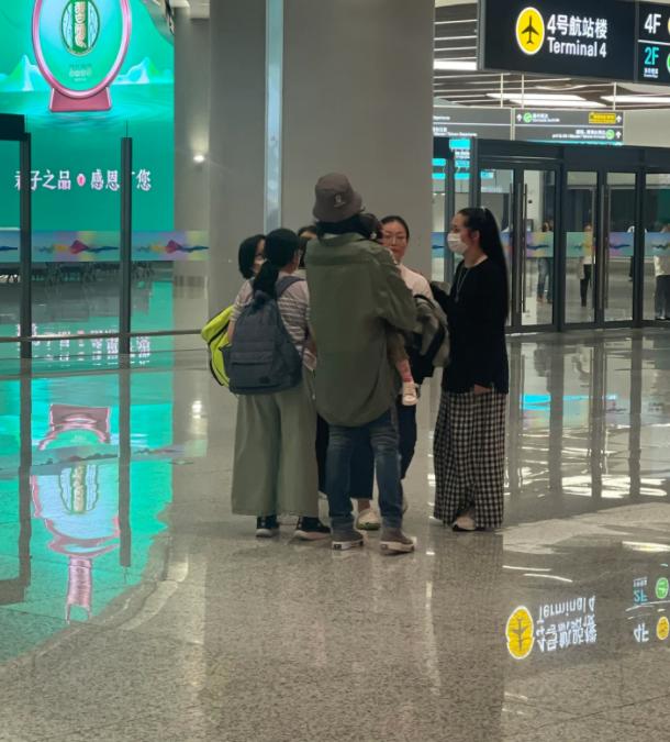 Netizens ran into Xiang Zuo Guo Biting's family at the airport, Xiang ...