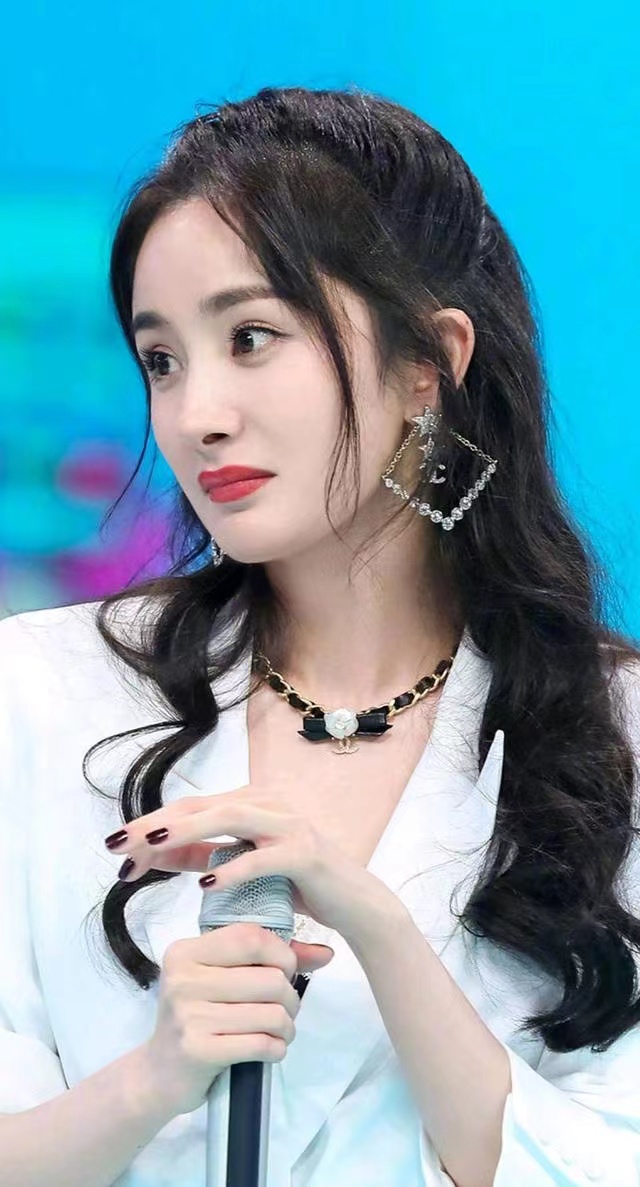 Yang Mi's plain makeup looks like this... - iNEWS