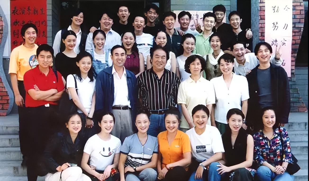 At the age of 24, he became famous because of "Meng Ping". At the age ...