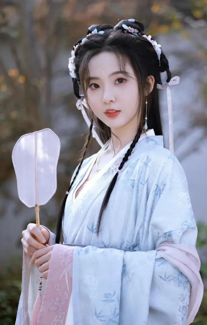 Zheng Naixin is beautiful no matter in ancient costumes or modern ...