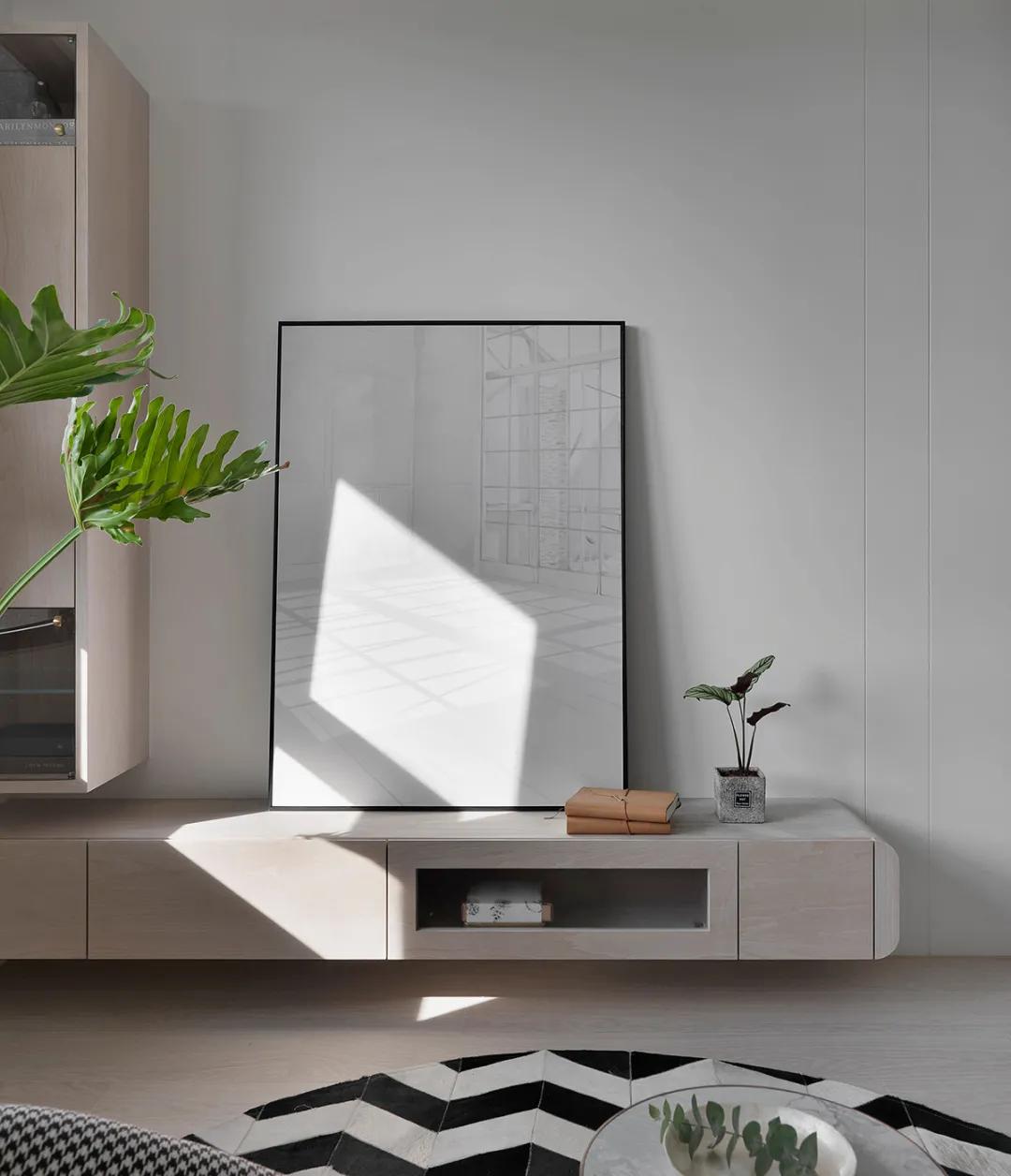 Her house is only 40 square meters, so it is not crowded for a family ...