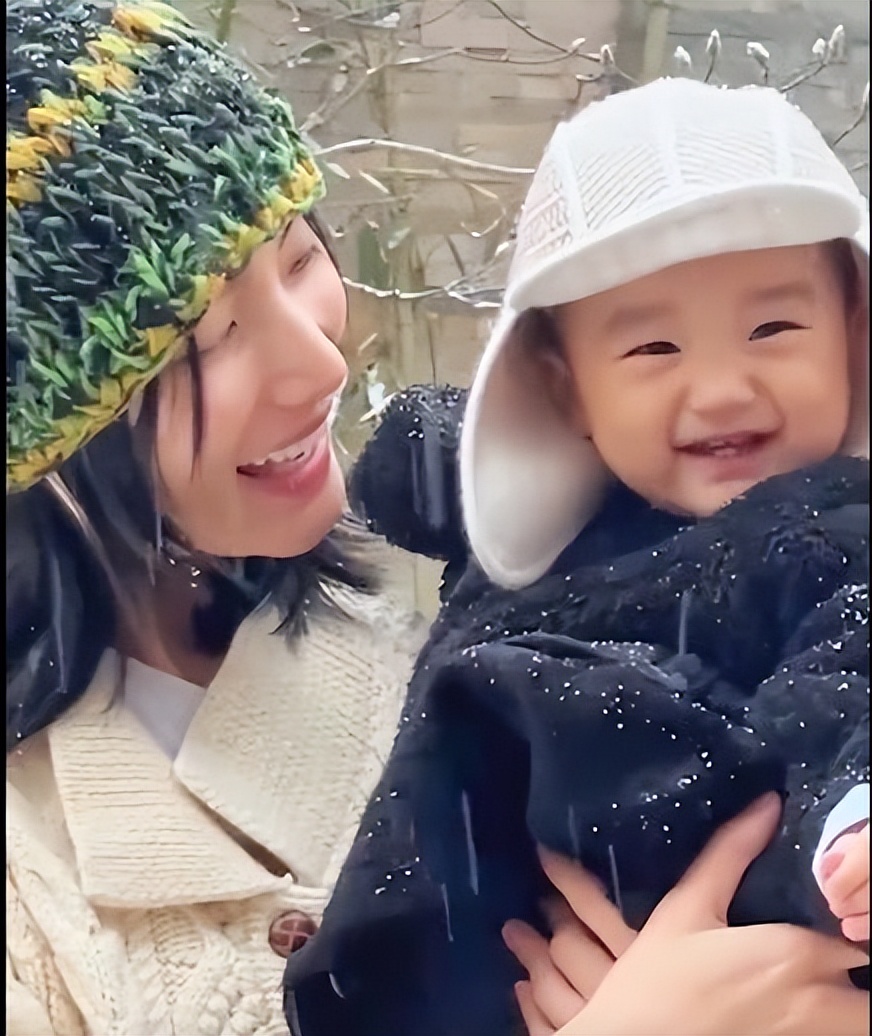 Li Yapeng's daughter Li Yan took photos of her best friends in hot springs, bumped into her half ...