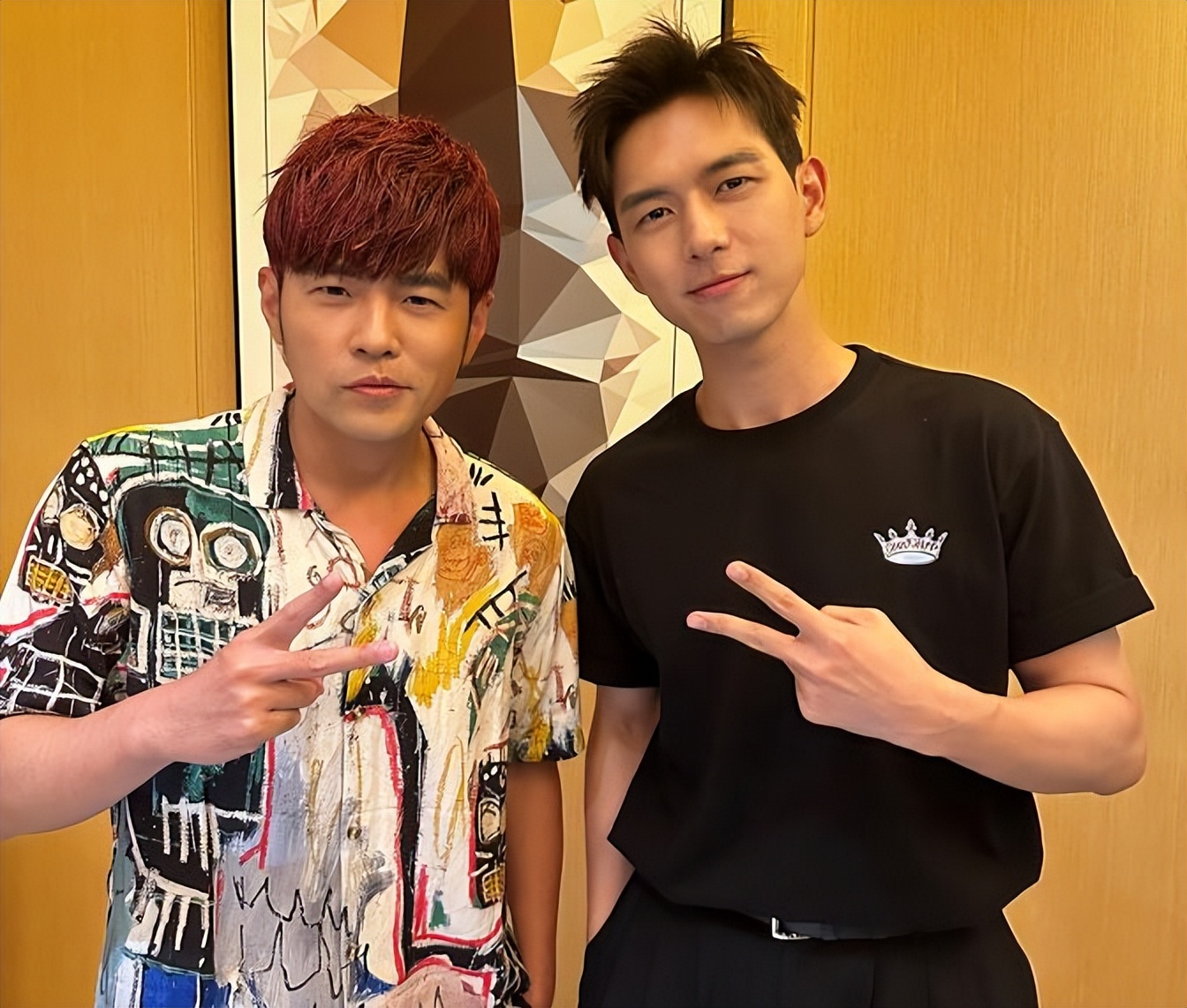 Jay Chou and Lee are now taking a group photo backstage, with a hunched ...