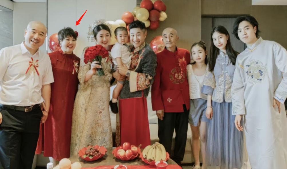 Liu Neng's wife, Li Lin, posted a family photo, and was accused of not ...
