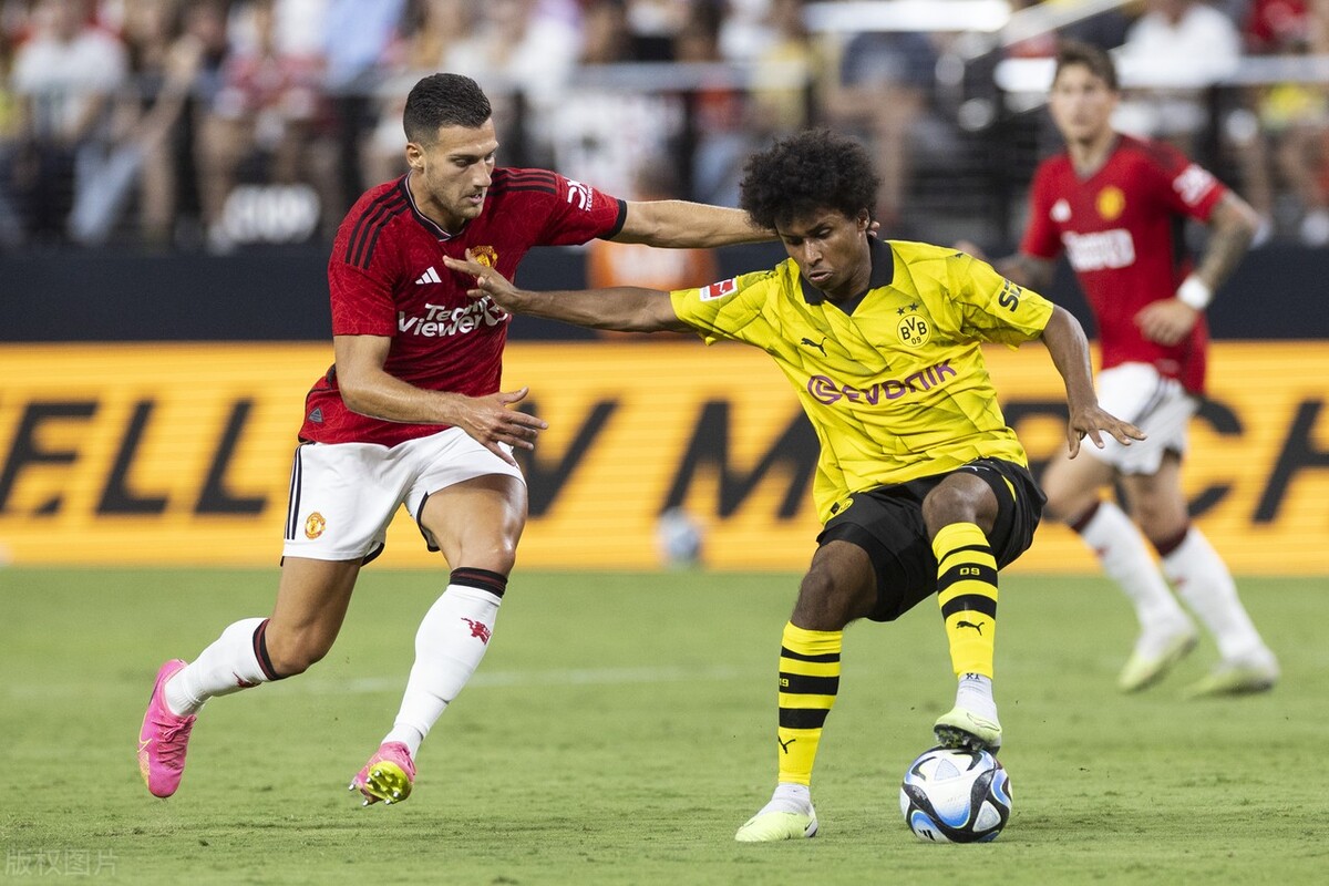 Stimulation, the defense made 2 mistakes, Manchester United fell 2-3 ...