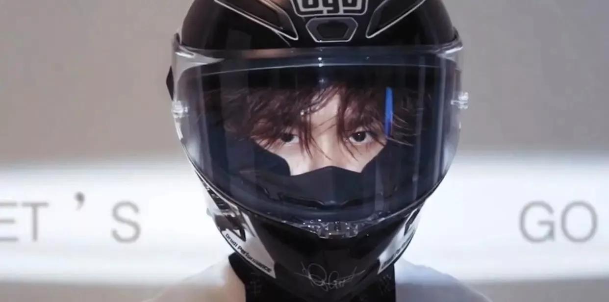 Wang Yibo is an extreme sports fanatic, a passionate boy on stage, and ...