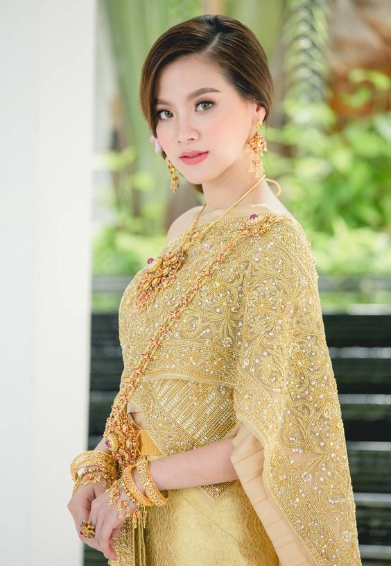 Vietnamese female tour guide, can provide "24-hour intimate service ...