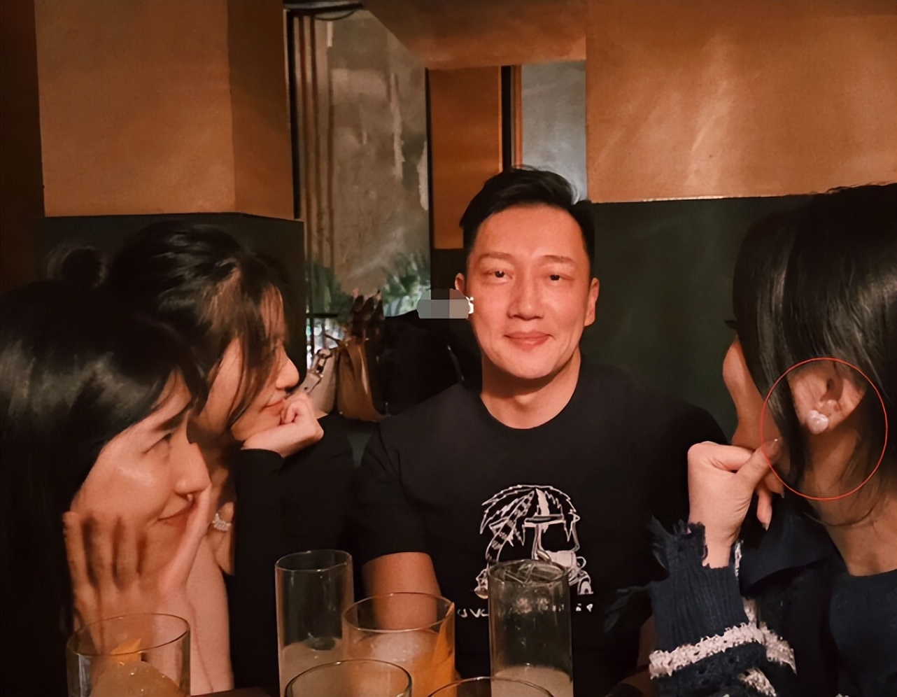 Wu Yating met with Lu Ying and Yang Lei offline, took a photo with ...