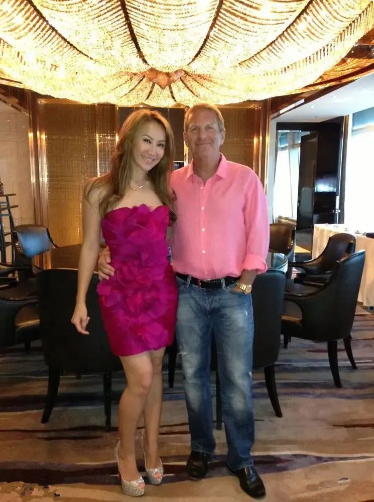 Coco Li won this wave of operations!Taking selfies with a young body ...