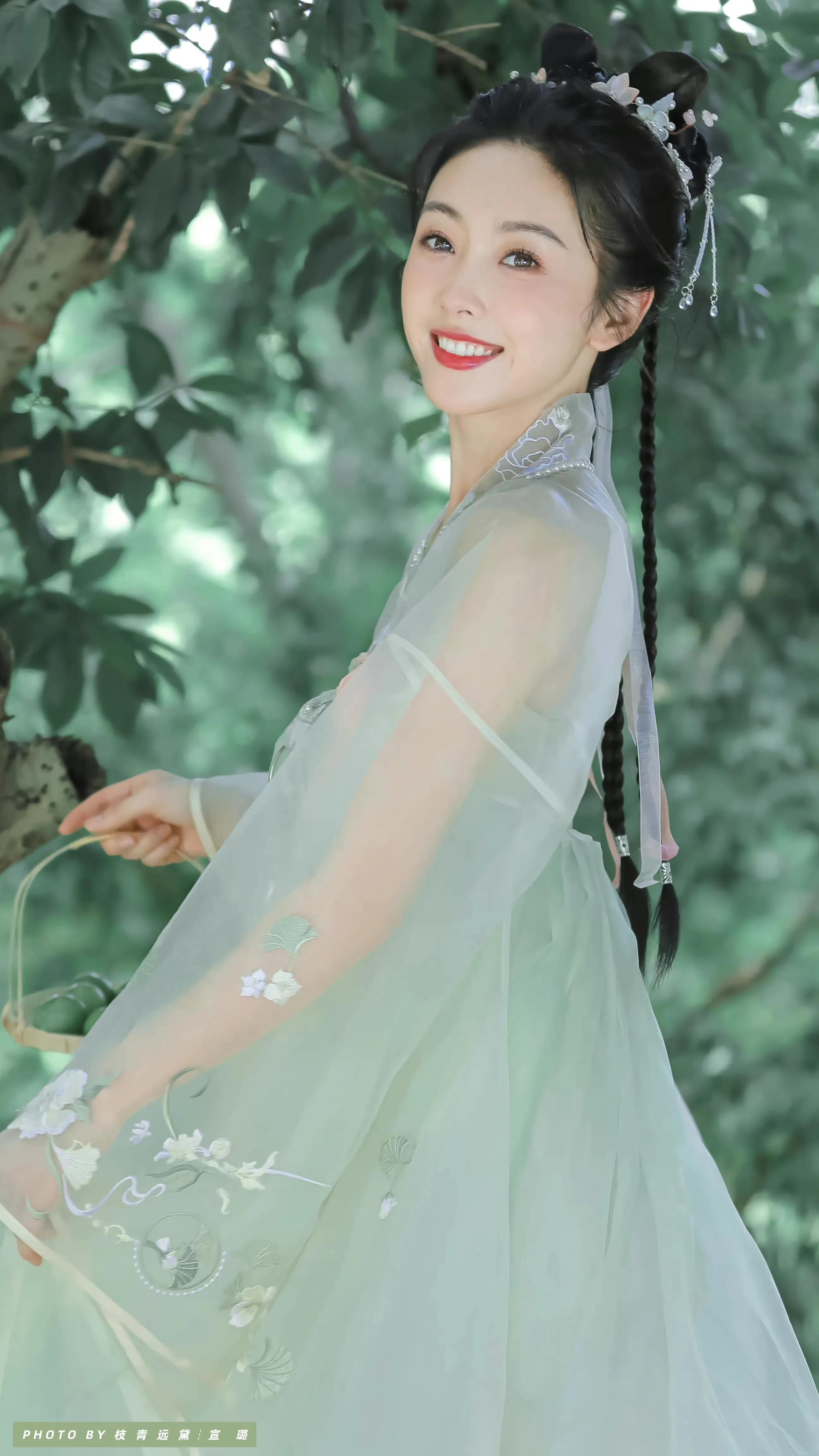 Xuan Lu's beautiful costume - iNEWS