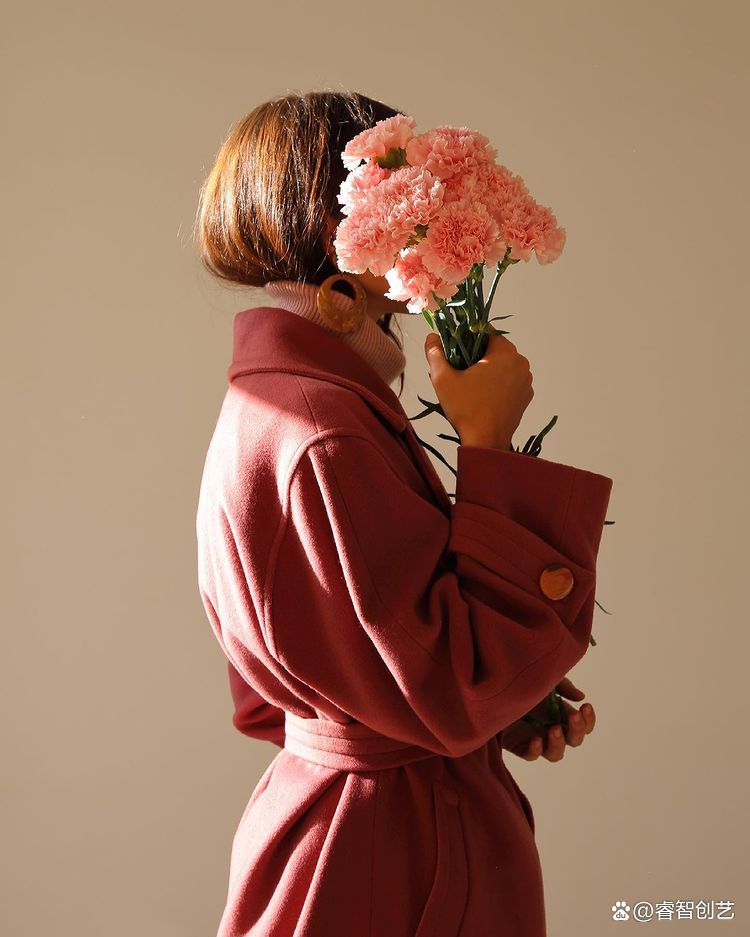 Parisian e-commerce only shoots faceless photos, full of aesthetic ...