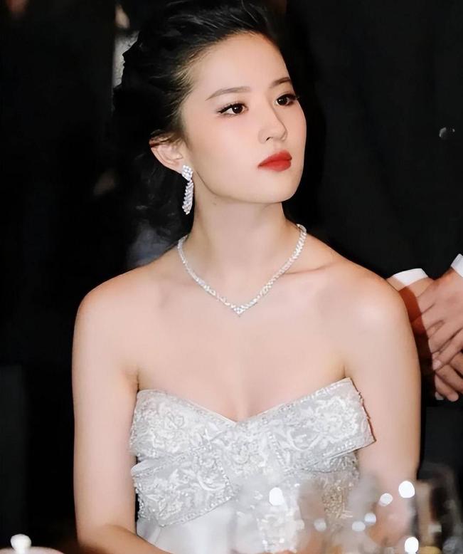 Liu Yifei's underwear photos seemed to be too sexy, she was accused of being vulgar, and she ...