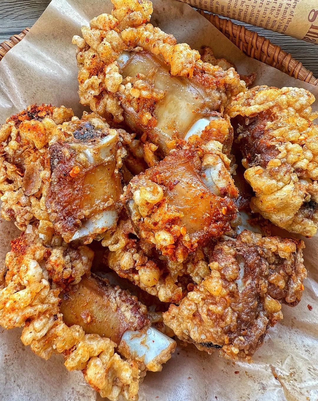This deep-fried crispy pork ribs is delicious and crispy, with a ...