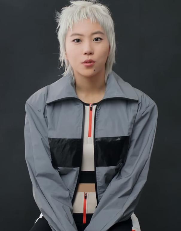 26-year-old Dou Jingtong's latest look, with silver hair and wolf tail ...