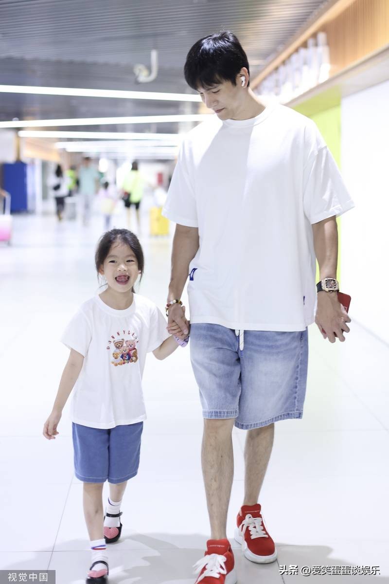 Jing Chao and his daughter Xiaonian Gao appeared at the Capital Airport ...